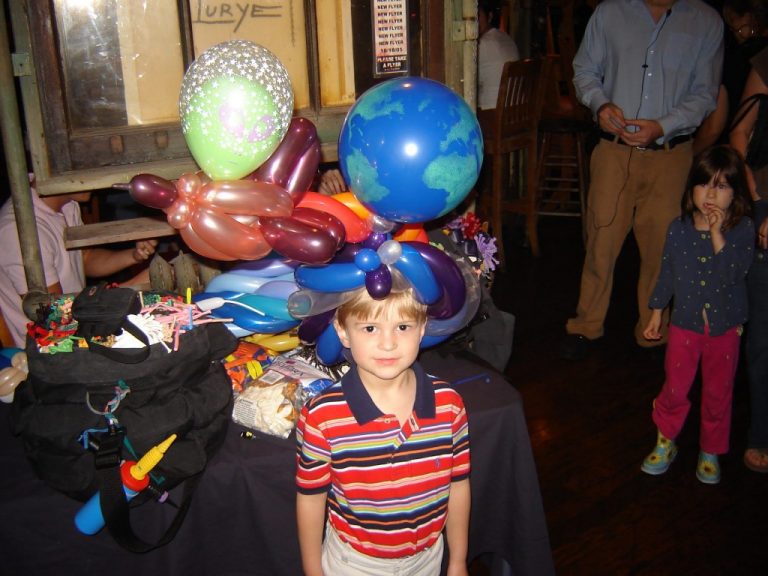 Alien balloon hat | The Miami Balloon Guy